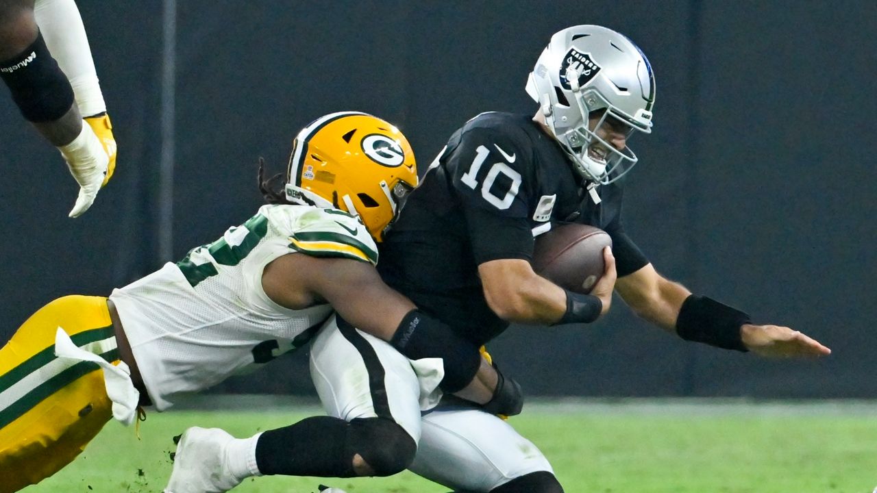Raiders hold on to beat Packers 17-13